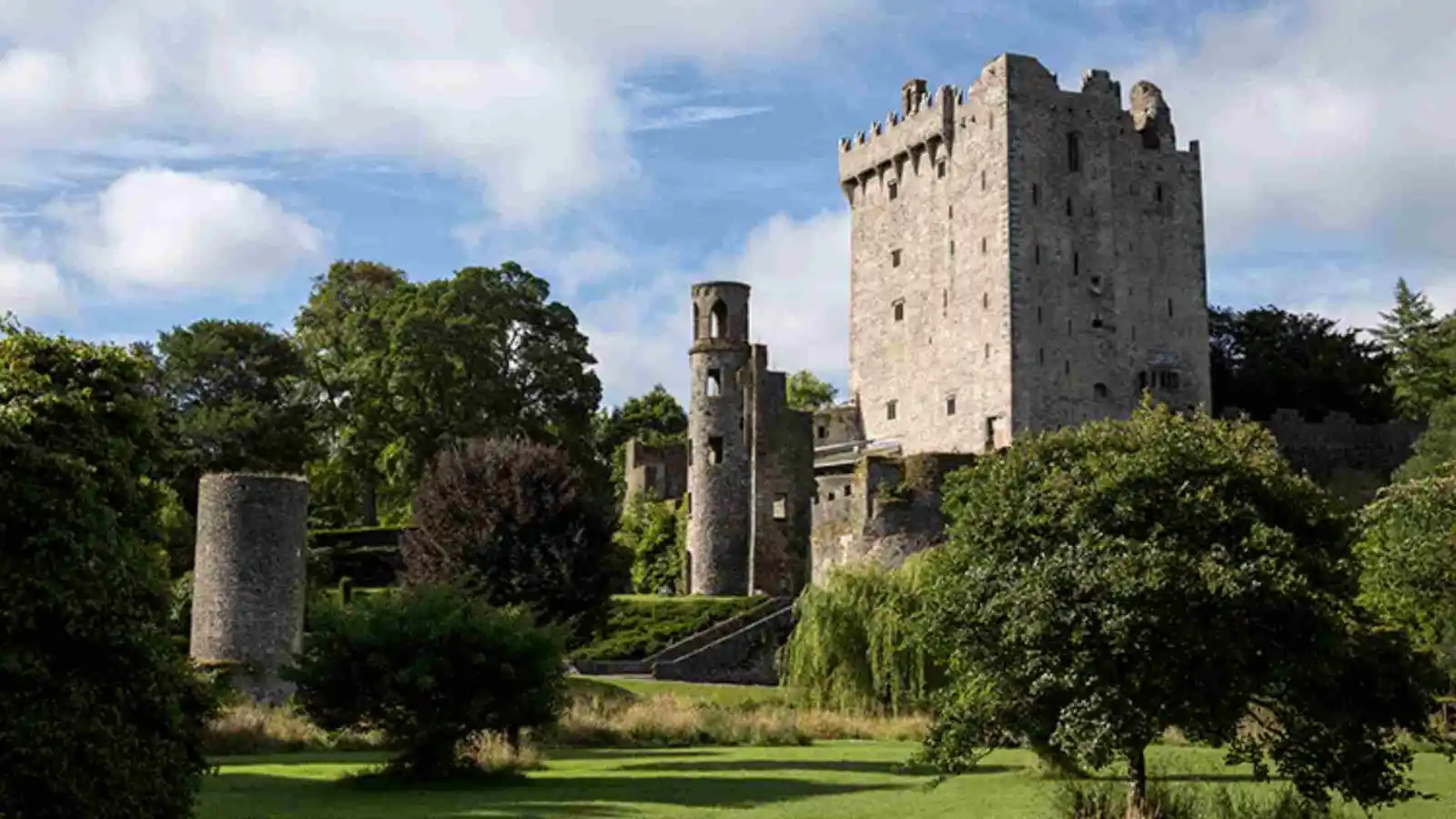Blarney Stone – History, Legends & How To Kiss It